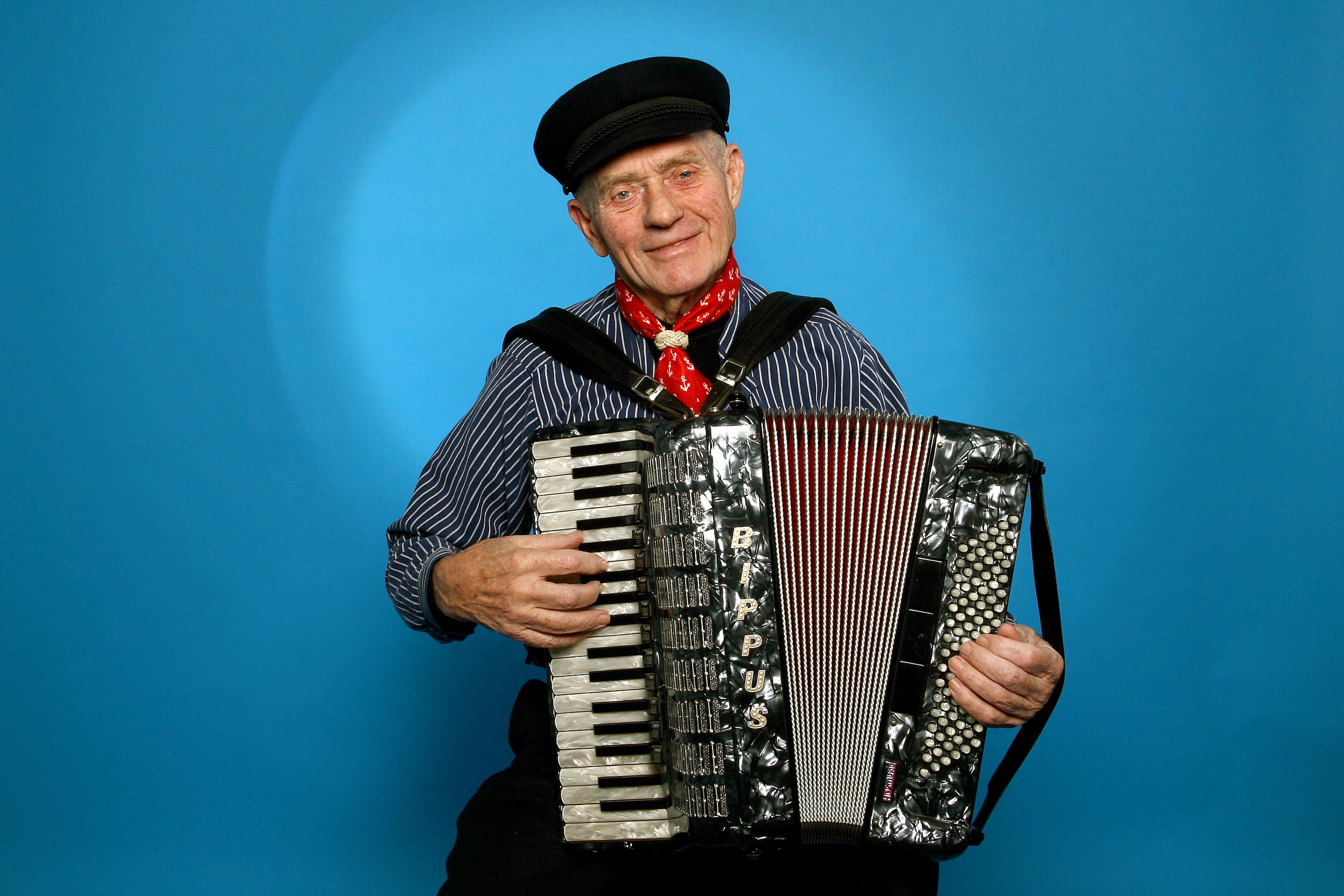 Alleinunterhalter Alleinunterhalter / Akkordeon / Keyboard / mit Gesang ... Alleinunterhalter Alleinunterhalter / Akkordeon / Keyboard / mit Gesang ...