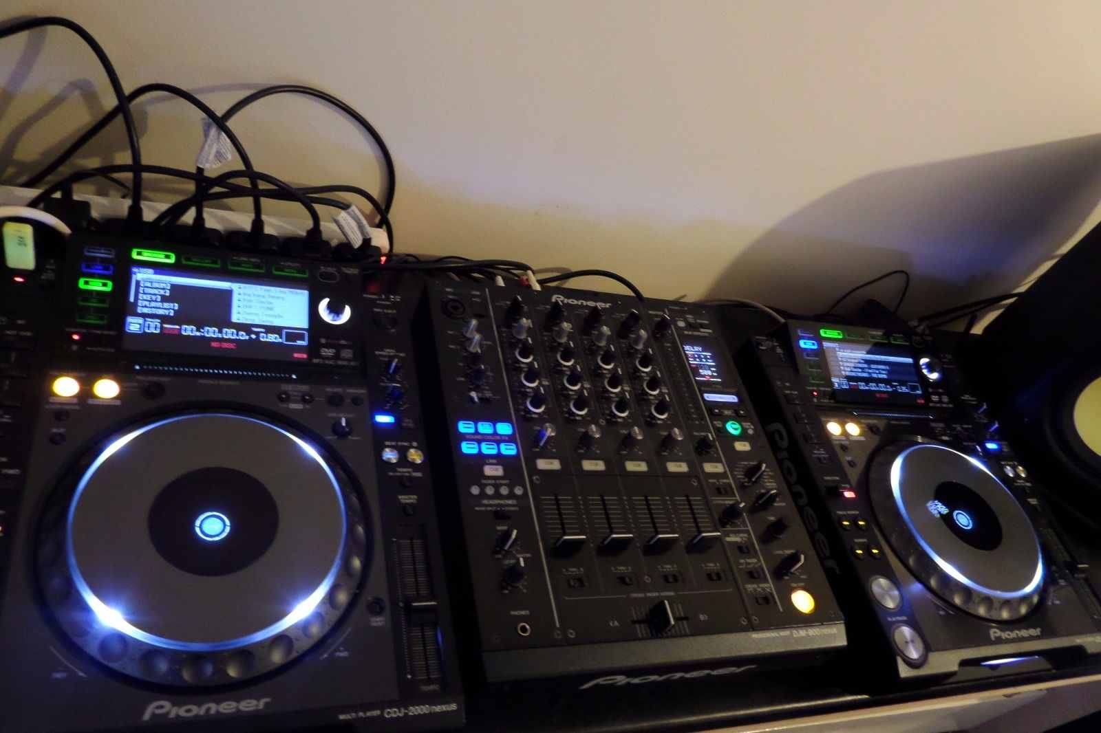 DJ Equipment 2 x Pioneer CDJ 2000 & DJM 900 NEXUS