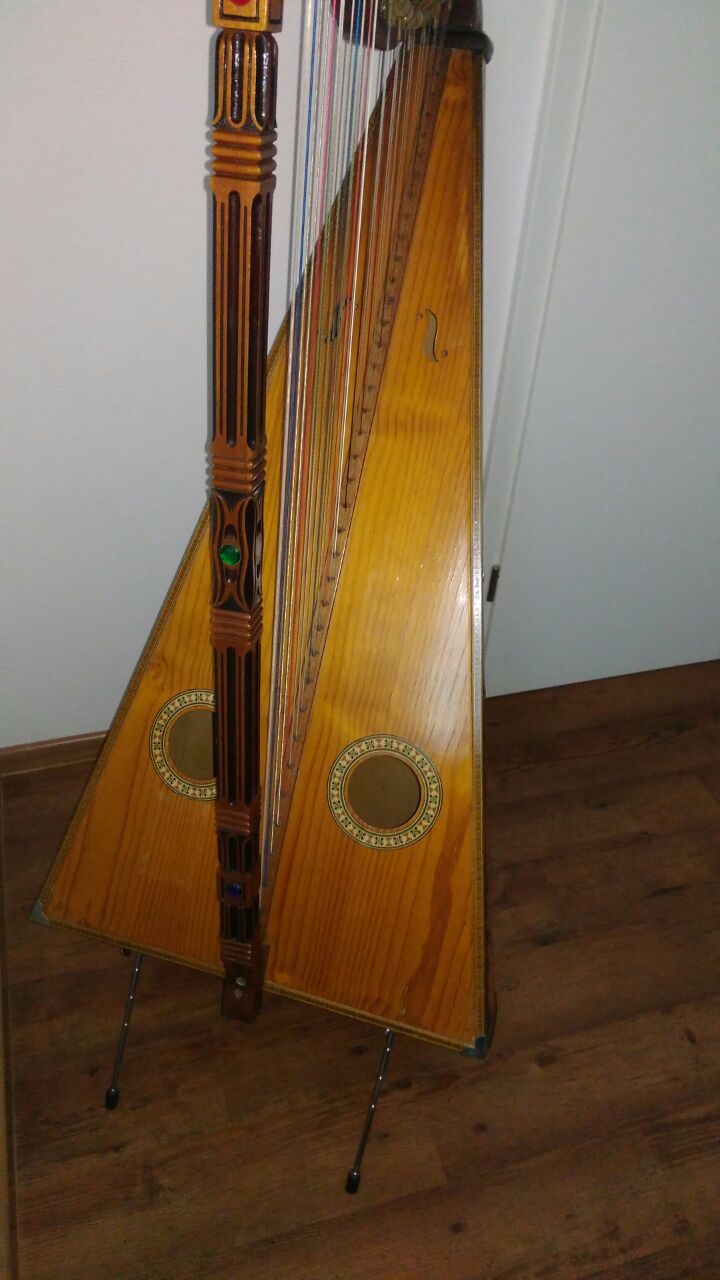 Suche alte historische Harfen · Harfe